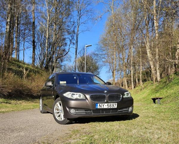 Black BMW 520 2010 in Riga, with an engine capacity of 2.00 L and mileage of 368 thousand km for 8200 €, photo 1 on AUTOMOTO.COM.LV