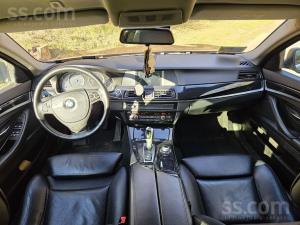 Black BMW 520 2010 in Riga, with an engine capacity of 2.00 L and mileage of 368 thousand km for 8200 €, photo 6 on AUTOMOTO.COM.LV