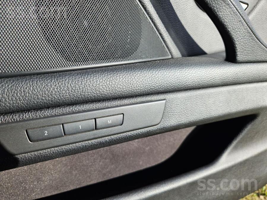 Black BMW 520 2010 in Riga, with an engine capacity of 2.00 L and mileage of 368 thousand km for 8200 €, photo 13 on AUTOMOTO.COM.LV