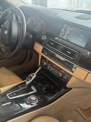 Melns BMW 520 2011 Panevēža, ar dzinēja tilpumu 2.00 L un nobraukumu 288 tūkst. km par 6399 €, foto 14 vietnē AUTOMOTO.COM.LV