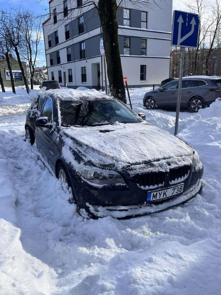 Black BMW 520 2011 in Klaipeda, with an engine capacity of 2.00 L and mileage of 326 thousand km for 4450 €, photo 1 on AUTOMOTO.COM.LV