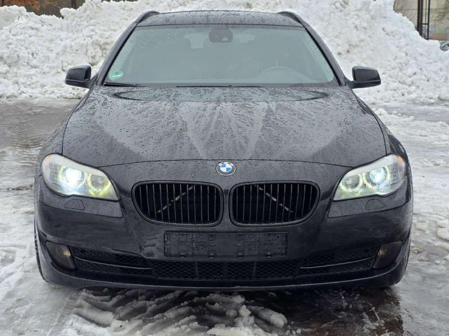 Black BMW 520 2011 in Vilnius, with an engine capacity of 2.00 L and mileage of 299 thousand km for 7999 €, photo 1 on AUTOMOTO.COM.LV