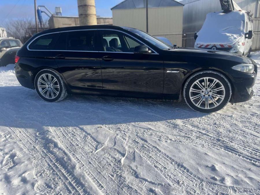 Black BMW 520 2011 in Taurage, with an engine capacity of 2.00 L and mileage of 287 thousand km for 6800 €, photo 4 on AUTOMOTO.COM.LV