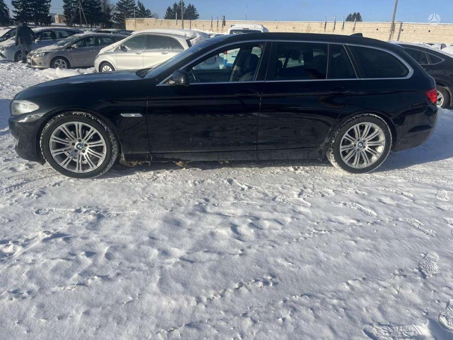 Black BMW 520 2011 in Taurage, with an engine capacity of 2.00 L and mileage of 287 thousand km for 6800 €, photo 9 on AUTOMOTO.COM.LV