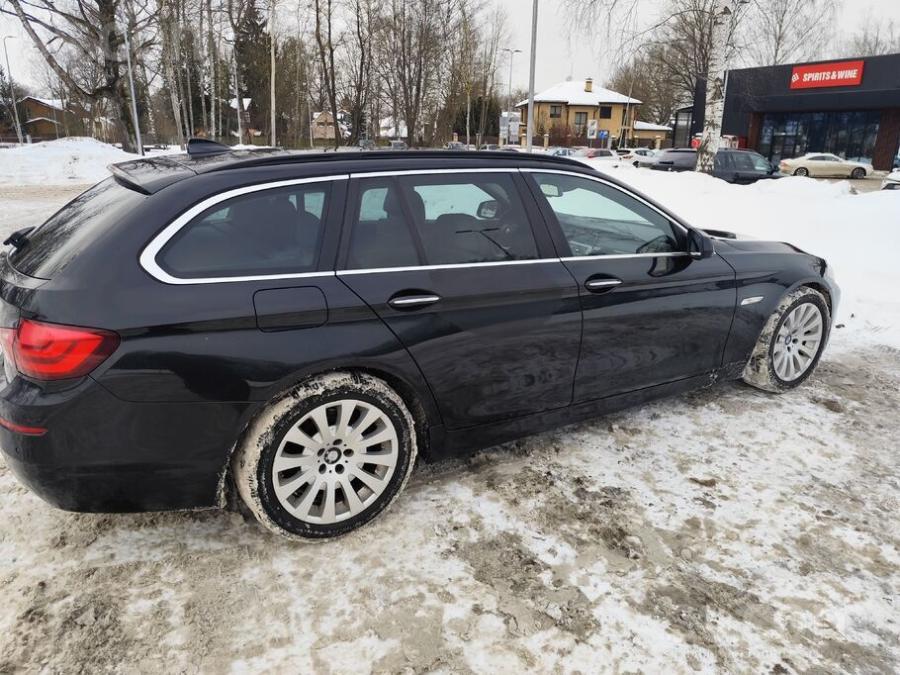 Black BMW 520 2011 in Riga, with an engine capacity of 2.00 L and mileage of 339 thousand km for 7500 €, photo 4 on AUTOMOTO.COM.LV