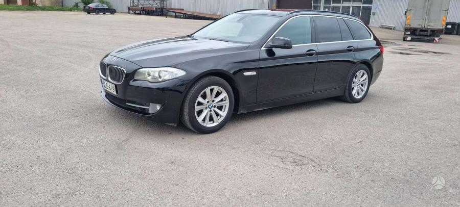 Black BMW 520 2011 in Siauliai, with an engine capacity of 2.00 L and mileage of 295 thousand km for 5999 €, photo 8 on AUTOMOTO.COM.LV