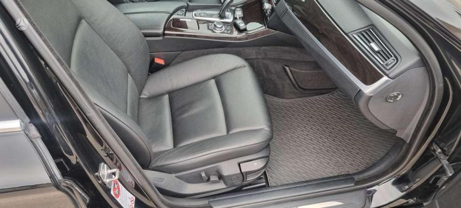 Black BMW 520 2011 in Siauliai, with an engine capacity of 2.00 L and mileage of 295 thousand km for 5999 €, photo 12 on AUTOMOTO.COM.LV