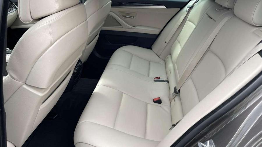 Black BMW 520 2011 in Marijampole, with an engine capacity of 2.00 L and mileage of 327 thousand km for 9900 €, photo 15 on AUTOMOTO.COM.LV