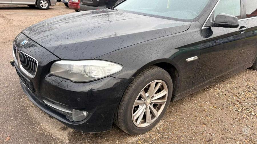 Melns BMW 520 2011 Kauņa, ar dzinēja tilpumu 2.00 L un nobraukumu 299 tūkst. km par 4399 €, foto 4 vietnē AUTOMOTO.COM.LV