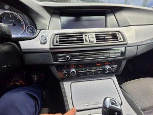 Black BMW 520 2011 in Kaunas, with an engine capacity of 2.00 L and mileage of 289 thousand km for 7888 €, photo 10 on AUTOMOTO.COM.LV