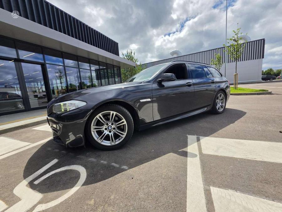 Black BMW 520 2011 in Kaunas, with an engine capacity of 2.00 L and mileage of 289 thousand km for 7888 €, photo 18 on AUTOMOTO.COM.LV
