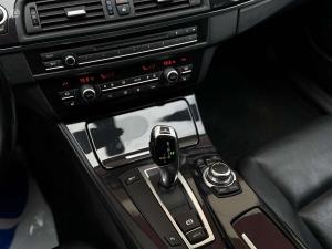 Black BMW 520 2011 in Kretinga, with an engine capacity of 2.00 L and mileage of 352 thousand km for 7800 €, photo 13 on AUTOMOTO.COM.LV