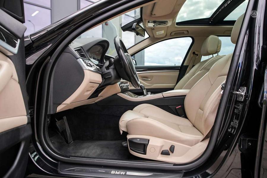 Black BMW 520 2011 in Kaunas, with an engine capacity of 2.00 L and mileage of 284 thousand km for 7550 €, photo 23 on AUTOMOTO.COM.LV