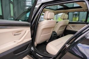 Black BMW 520 2011 in Kaunas, with an engine capacity of 2.00 L and mileage of 284 thousand km for 7550 €, photo 31 on AUTOMOTO.COM.LV