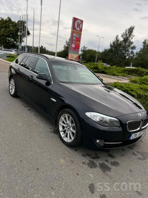 BMW 520 2011 in Riga on AUTOMOTO.COM.LV Black BMW 520 2011 in Riga, with an engine capacity of 2.00 L and mileage of 334 thousand km for 6200 €, photo 4 on AUTOMOTO.COM.LV