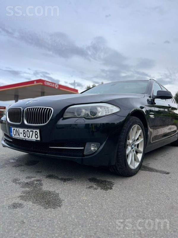 BMW 520 2011 in Riga on AUTOMOTO.COM.LV Black BMW 520 2011 in Riga, with an engine capacity of 2.00 L and mileage of 334 thousand km for 6200 €, photo 8 on AUTOMOTO.COM.LV
