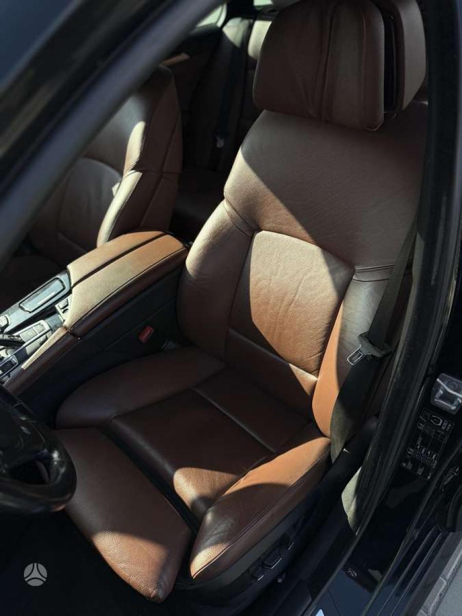 Black BMW 520 2011 in Kaunas, with an engine capacity of 2.00 L and mileage of 326 thousand km for 10000 €, photo 12 on AUTOMOTO.COM.LV