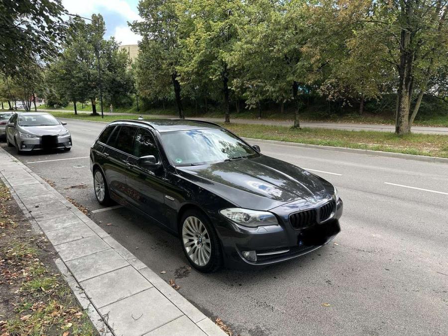 Black BMW 520 2011 in Vilnius, with an engine capacity of 2.00 L and mileage of 340 thousand km for 4100 €, photo 1 on AUTOMOTO.COM.LV