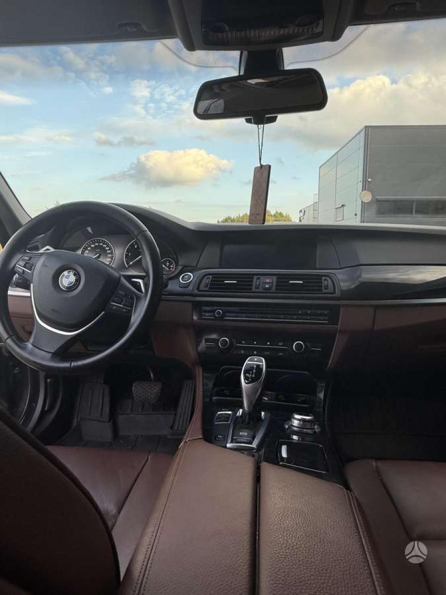 Melns BMW 520 2011 Šauļi, ar dzinēja tilpumu 2.00 L un nobraukumu 291 tūkst. km par 7200 €, foto 26 vietnē AUTOMOTO.COM.LV