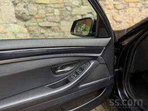 Black BMW 520 2011 in Cesis, with an engine capacity of 2.00 L and mileage of 280 thousand km for 8450 €, photo 17 on AUTOMOTO.COM.LV