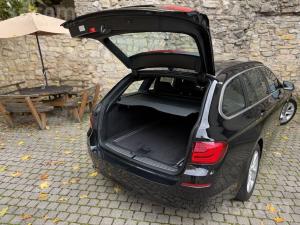 Black BMW 520 2011 in Cesis, with an engine capacity of 2.00 L and mileage of 280 thousand km for 8450 €, photo 27 on AUTOMOTO.COM.LV