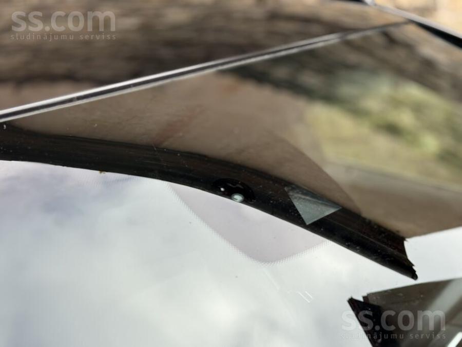 Black BMW 520 2011 in Cesis, with an engine capacity of 2.00 L and mileage of 280 thousand km for 8450 €, photo 30 on AUTOMOTO.COM.LV
