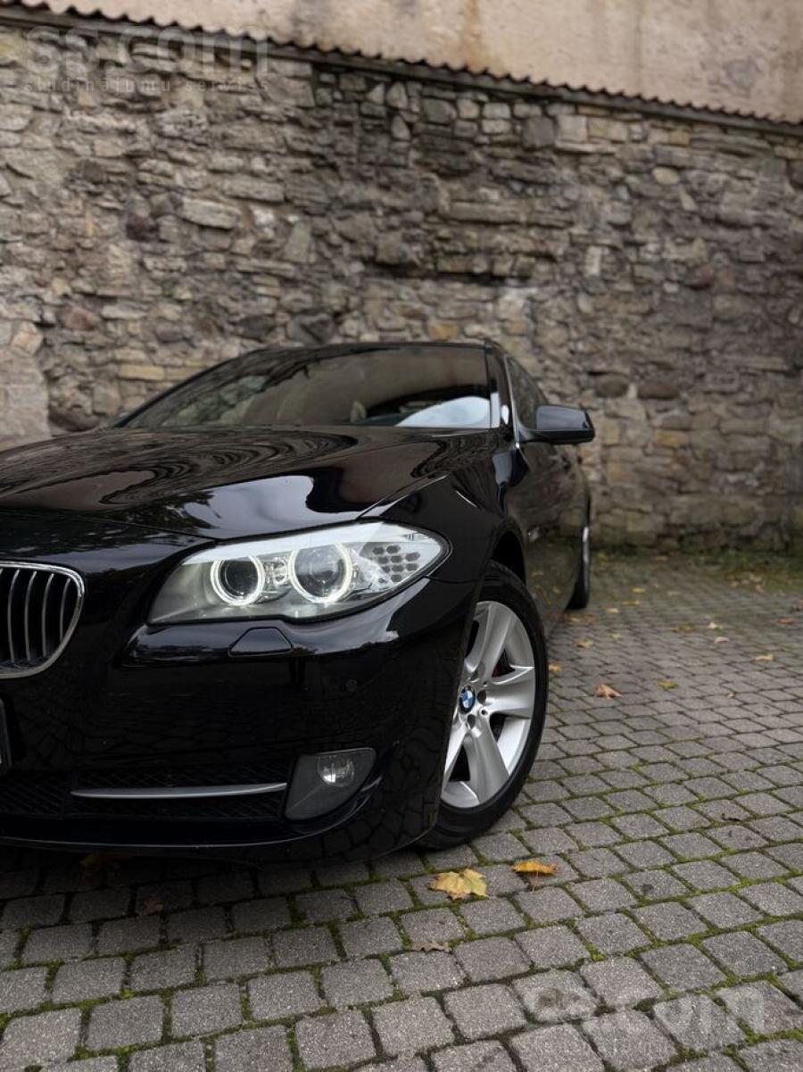 Black BMW 520 2011 in Cesis, with an engine capacity of 2.00 L and mileage of 280 thousand km for 8450 €, photo 35 on AUTOMOTO.COM.LV