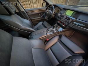 Black BMW 520 2012 in Riga, with an engine capacity of 2.00 L and mileage of 359 thousand km for 9700 €, photo 10 on AUTOMOTO.COM.LV