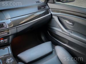 Black BMW 520 2012 in Riga, with an engine capacity of 2.00 L and mileage of 359 thousand km for 9700 €, photo 15 on AUTOMOTO.COM.LV