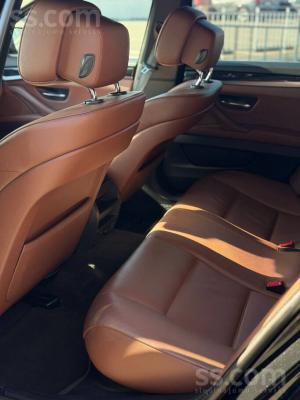 Black BMW 520 2012 in Riga, with an engine capacity of 2.00 L and mileage of 271 thousand km for 8790 €, photo 15 on AUTOMOTO.COM.LV