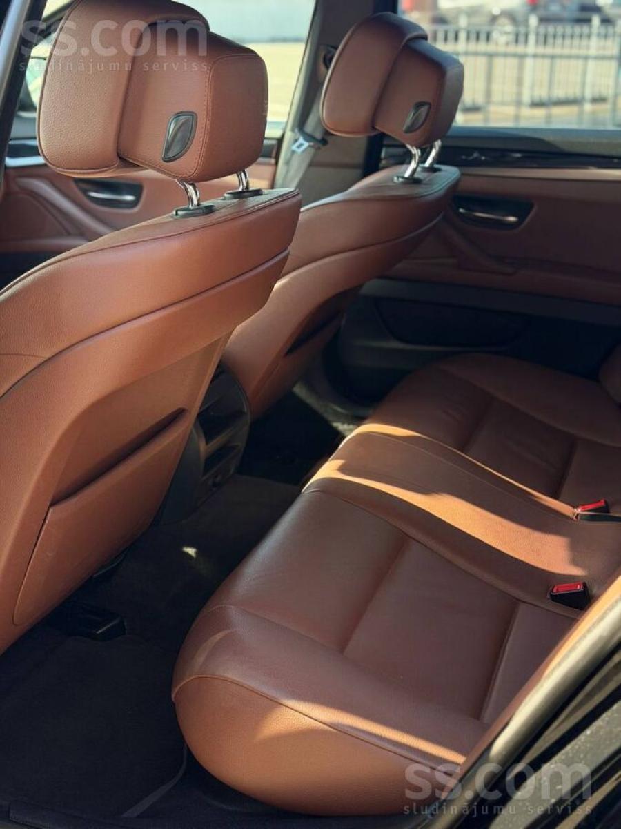 Black BMW 520 2012 in Riga, with an engine capacity of 2.00 L and mileage of 271 thousand km for 8790 €, photo 15 on AUTOMOTO.COM.LV