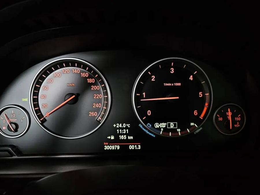 Melns BMW 520 2012 Jēkabpils, ar dzinēja tilpumu 2.00 L un nobraukumu 301 tūkst. km par 7000 €, foto 33 vietnē AUTOMOTO.COM.LV