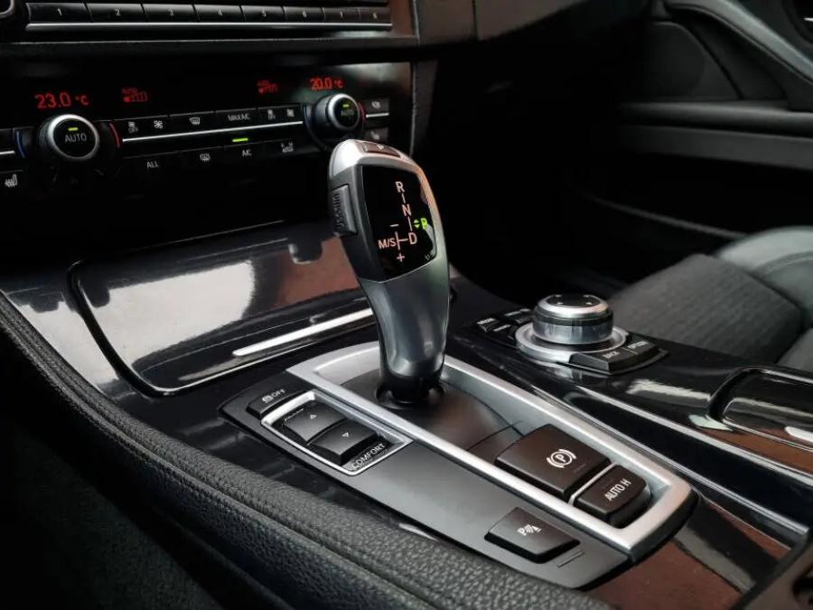 Melns BMW 520 2012 Jēkabpils, ar dzinēja tilpumu 2.00 L un nobraukumu 276 tūkst. km par 11450 €, foto 31 vietnē AUTOMOTO.COM.LV