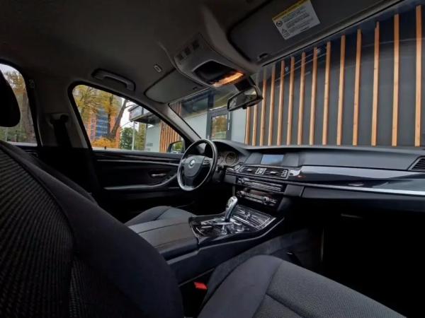 Black BMW 520 2012 in Riga, with an engine capacity of 2.00 L and mileage of 275 thousand km for 8990 €, photo 3 on AUTOMOTO.COM.LV