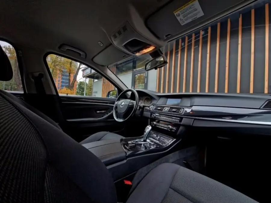 Black BMW 520 2012 in Riga, with an engine capacity of 2.00 L and mileage of 275 thousand km for 8990 €, photo 4 on AUTOMOTO.COM.LV