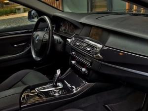 Black BMW 520 2012 in Riga, with an engine capacity of 2.00 L and mileage of 275 thousand km for 8990 €, photo 5 on AUTOMOTO.COM.LV
