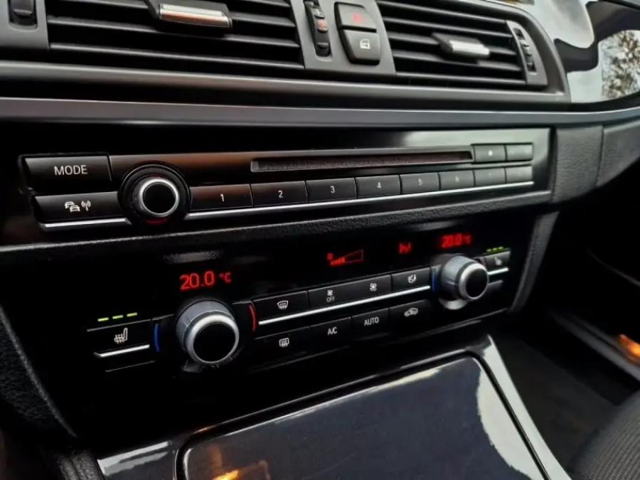 Black BMW 520 2012 in Riga, with an engine capacity of 2.00 L and mileage of 275 thousand km for 8990 €, photo 8 on AUTOMOTO.COM.LV