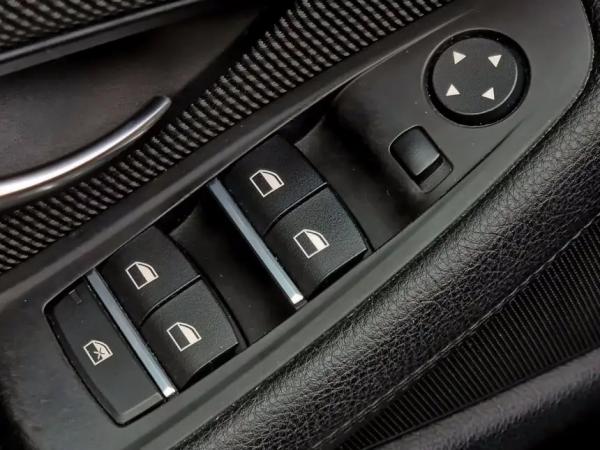 Black BMW 520 2012 in Riga, with an engine capacity of 2.00 L and mileage of 275 thousand km for 8990 €, photo 9 on AUTOMOTO.COM.LV