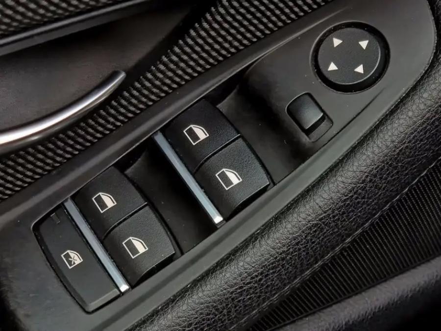 Black BMW 520 2012 in Riga, with an engine capacity of 2.00 L and mileage of 275 thousand km for 8990 €, photo 10 on AUTOMOTO.COM.LV