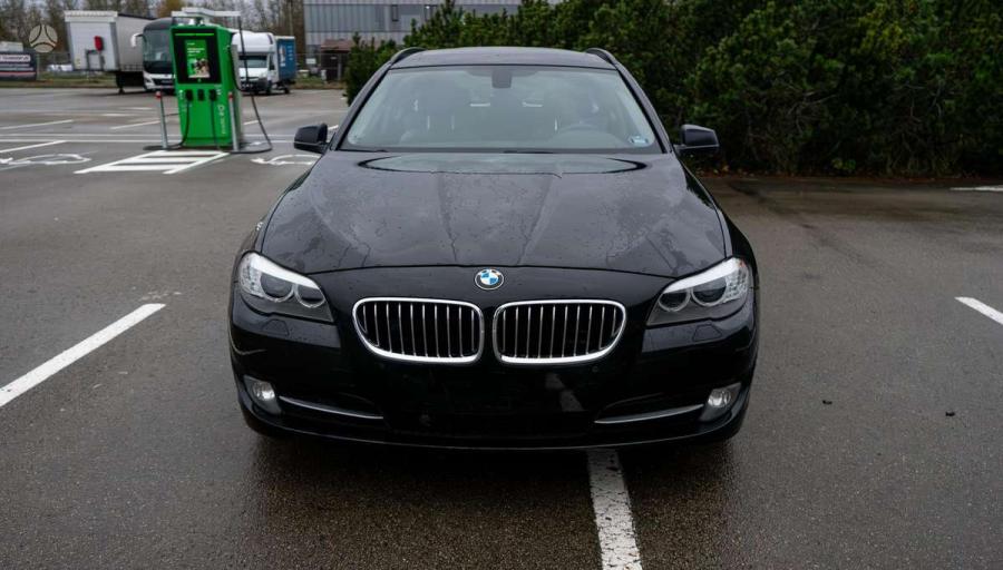 Black BMW 520 2012 in Siauliai, with an engine capacity of 2.00 L and mileage of 302 thousand km for 8000 €, photo 1 on AUTOMOTO.COM.LV