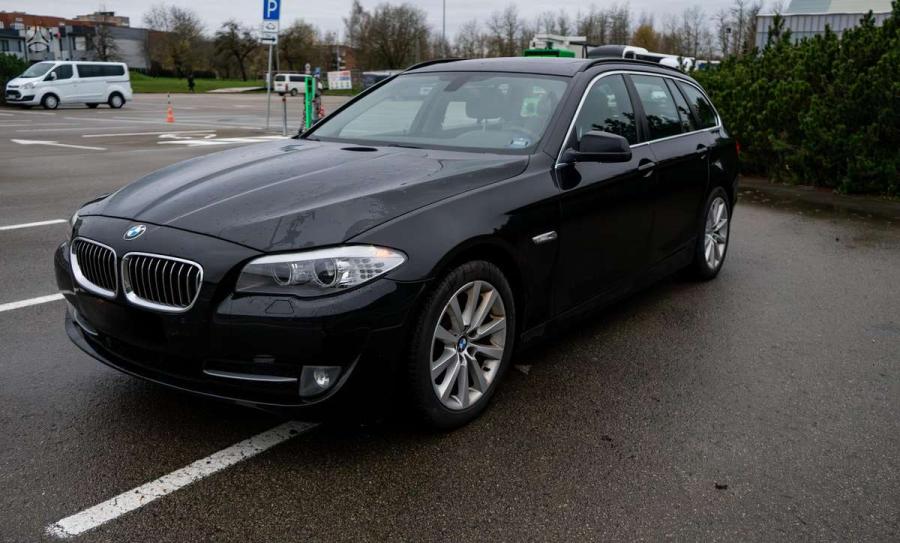 Black BMW 520 2012 in Siauliai, with an engine capacity of 2.00 L and mileage of 302 thousand km for 8000 €, photo 3 on AUTOMOTO.COM.LV