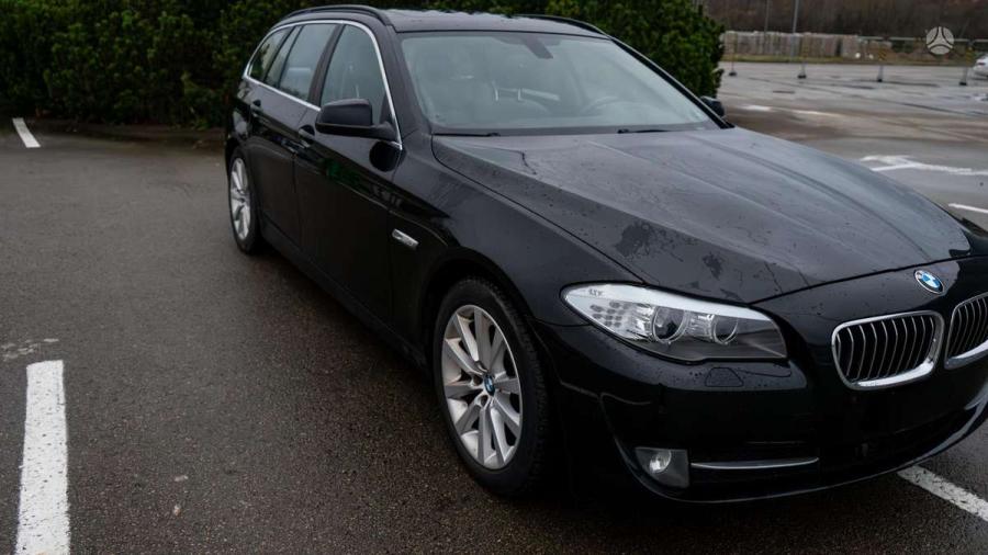 Black BMW 520 2012 in Siauliai, with an engine capacity of 2.00 L and mileage of 302 thousand km for 8000 €, photo 4 on AUTOMOTO.COM.LV