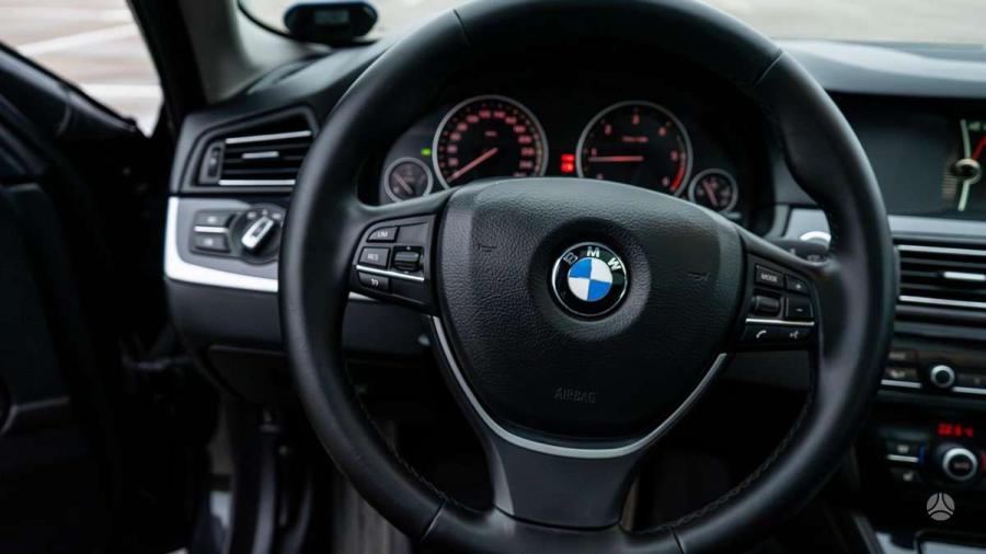 Black BMW 520 2012 in Siauliai, with an engine capacity of 2.00 L and mileage of 302 thousand km for 8000 €, photo 10 on AUTOMOTO.COM.LV