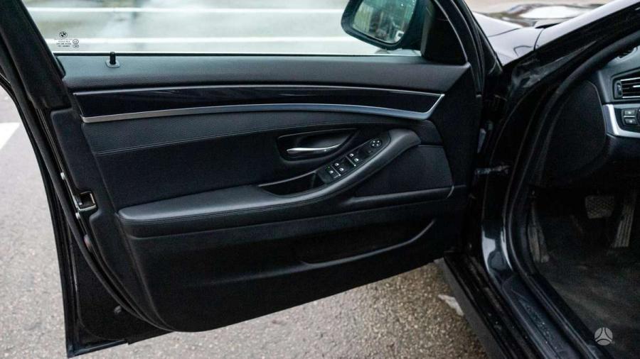 Black BMW 520 2012 in Siauliai, with an engine capacity of 2.00 L and mileage of 302 thousand km for 8000 €, photo 14 on AUTOMOTO.COM.LV