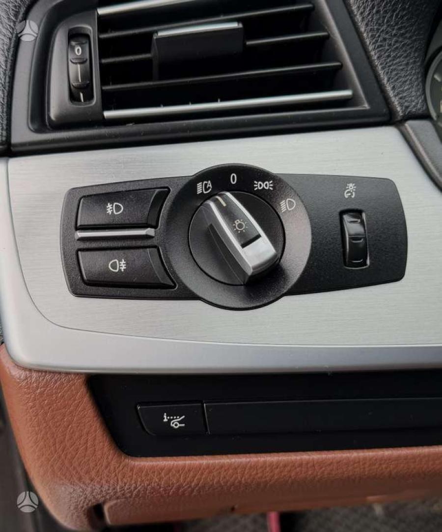 Melns BMW 520 2012 Šauļi, ar dzinēja tilpumu 2.00 L un nobraukumu 287 tūkst. km par 9950 €, foto 29 vietnē AUTOMOTO.COM.LV