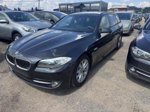 Melns BMW 520 2013 Kauņa, ar dzinēja tilpumu 2.00 L un nobraukumu 280 tūkst. km par 6900 €, foto  vietnē AUTOMOTO.COM.LV