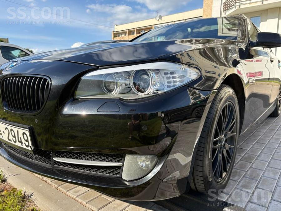 Black BMW 520 2013 in Riga, with an engine capacity of 2.00 L and mileage of 299 thousand km for 10250 €, photo 3 on AUTOMOTO.COM.LV