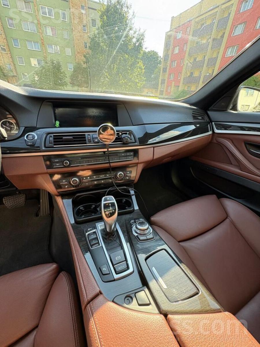 Black BMW 520 2013 in Riga, with an engine capacity of 2.00 L and mileage of 299 thousand km for 10250 €, photo 12 on AUTOMOTO.COM.LV