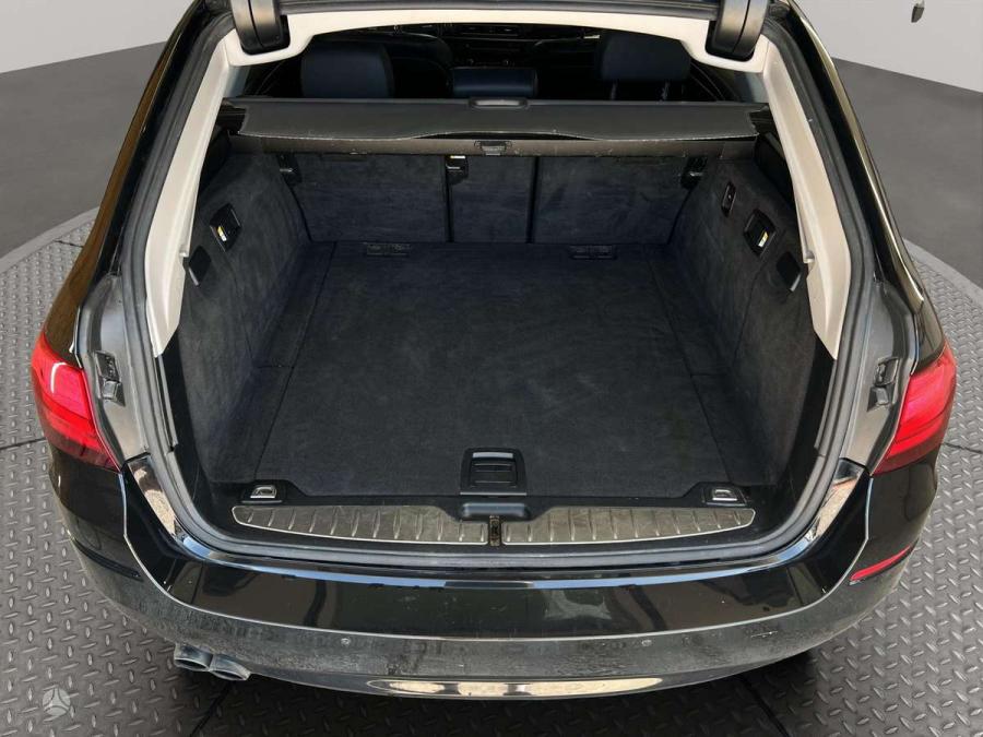 Black BMW 520 2013 in Kaunas, with an engine capacity of 2.00 L and mileage of 306 thousand km for 9999 €, photo 11 on AUTOMOTO.COM.LV