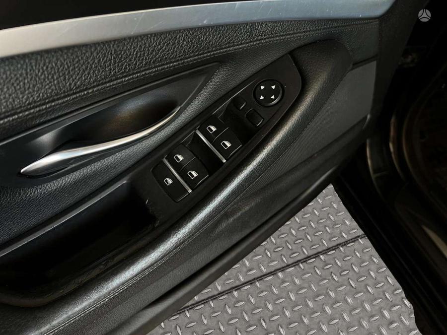 Black BMW 520 2013 in Kaunas, with an engine capacity of 2.00 L and mileage of 306 thousand km for 9999 €, photo 14 on AUTOMOTO.COM.LV